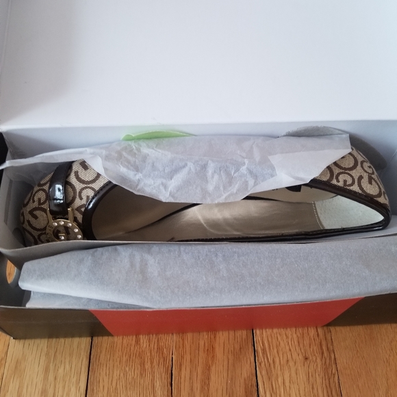 G by Guess | Shoes | New In Box G By Guess Daisy Flats Panna Size 75 ...